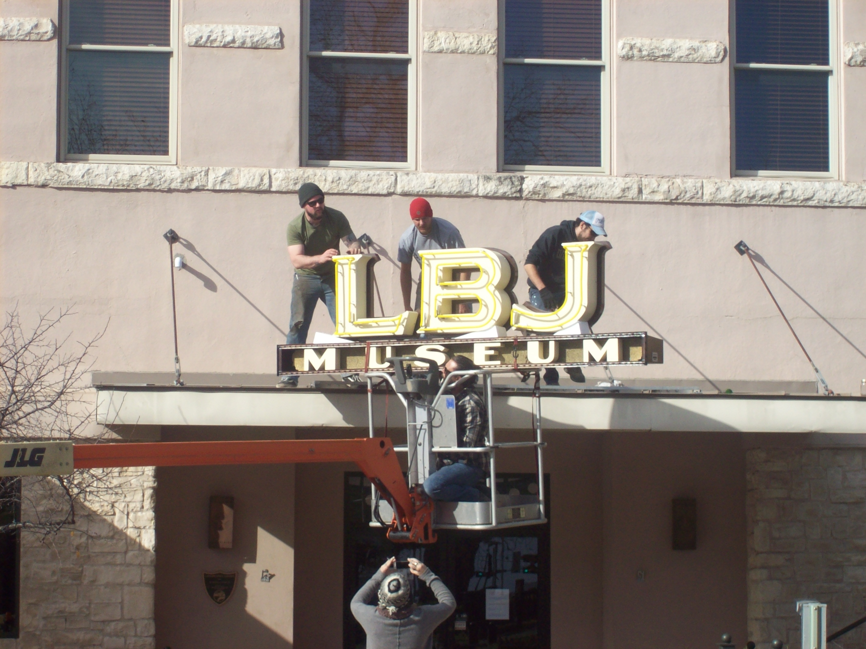 NEW LIGHTED SIGN – lbjmuseum.com/