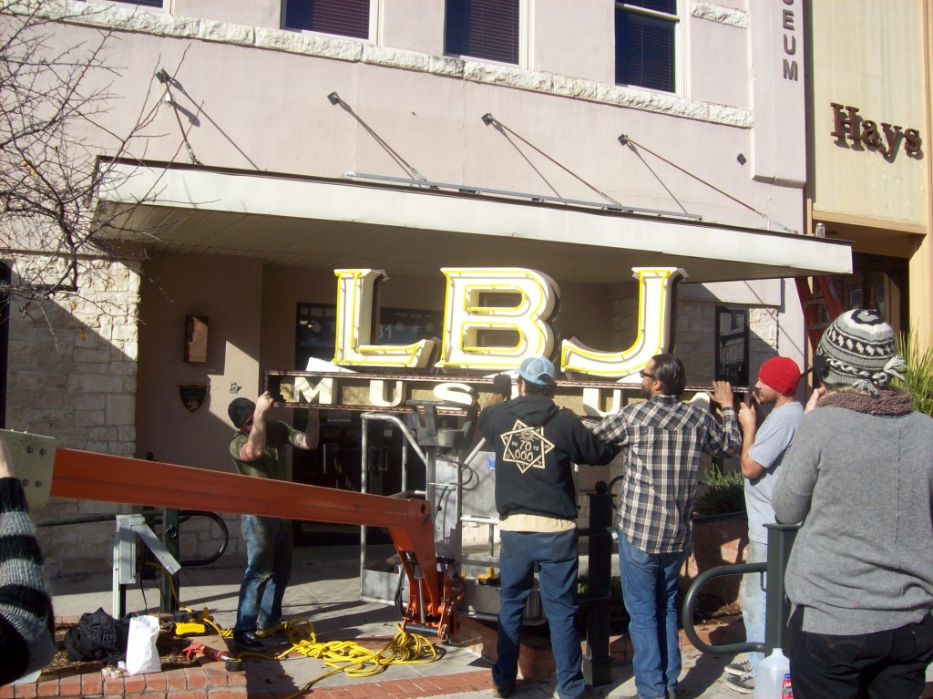 NEW LIGHTED SIGN – lbjmuseum.com/
