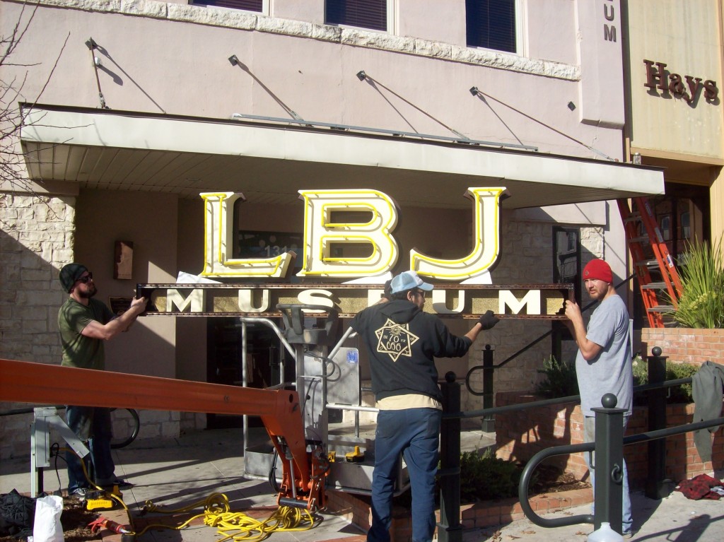 NEW LIGHTED SIGN – lbjmuseum.com/